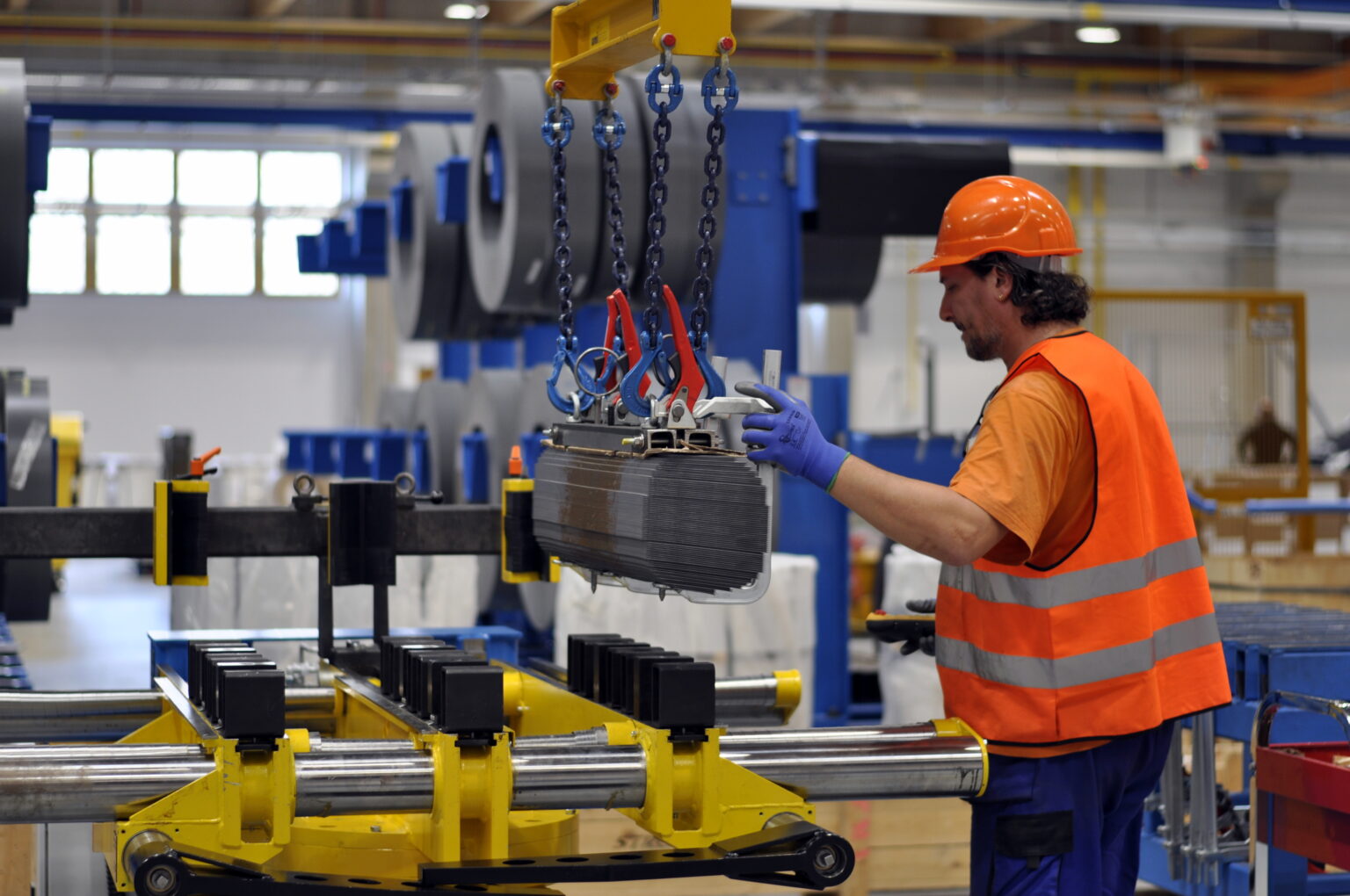 Assembling cores – Elpro-Energo Transformers