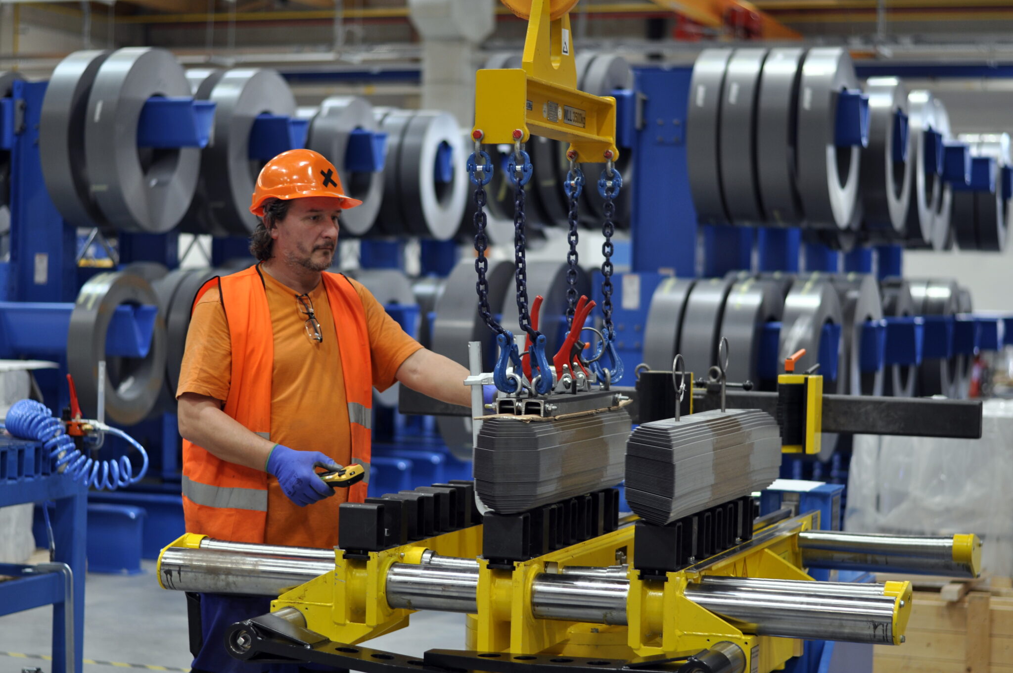 Assembling cores – Elpro-Energo Transformers